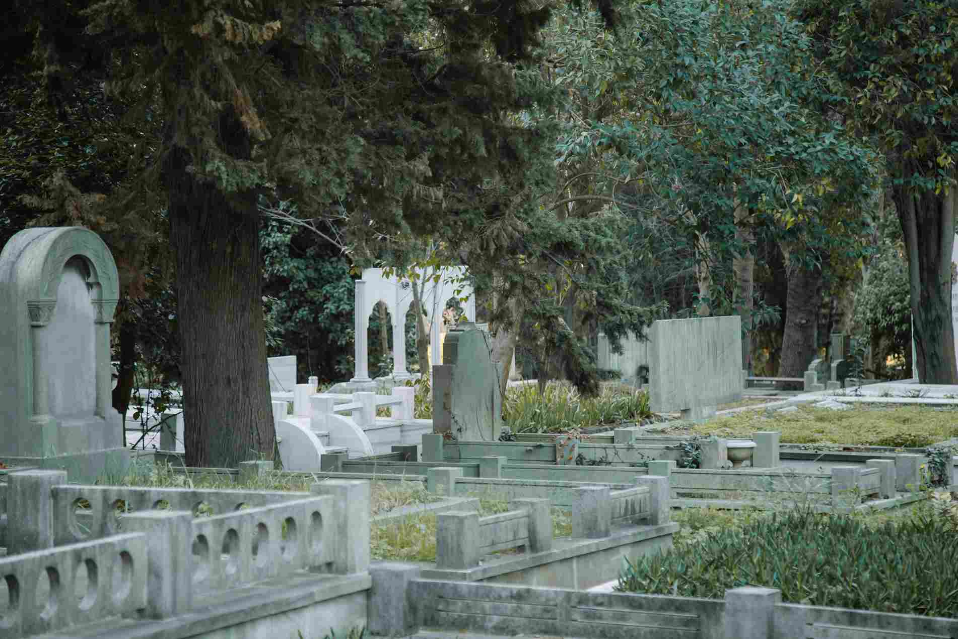 Tombstone vs Headstone: What's The Difference in 2024
